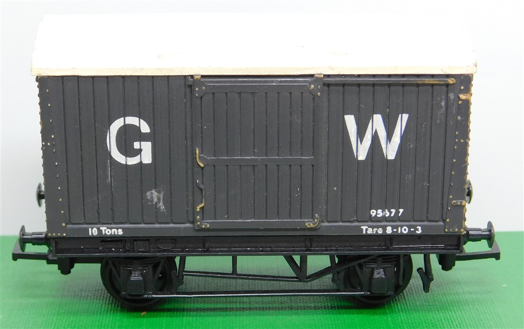 Elaine's Trains - Graham Farish GWR van missing coupling hooks