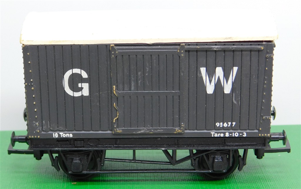 Elaine's Trains - Graham Farish GWR van missing coupling hooks