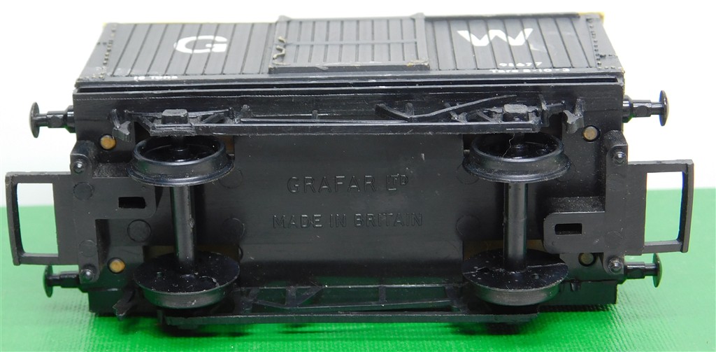 Elaine's Trains - Graham Farish GWR van missing coupling hooks