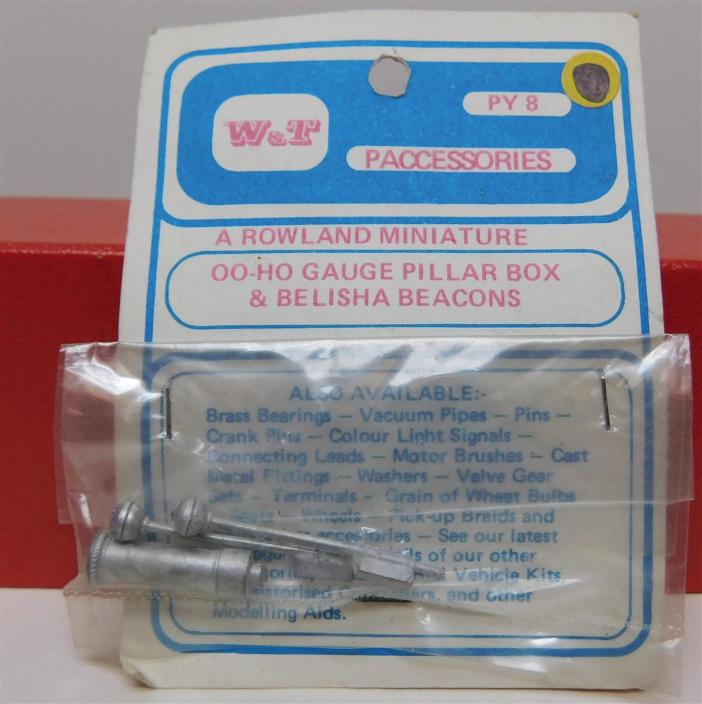 Elaine's Trains - W&T PY8 Pillar Box and Belisha Beacons