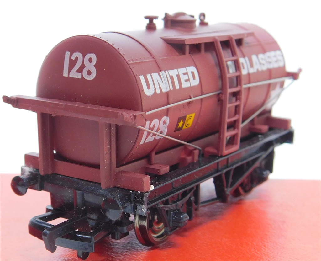 Elaine's Trains - Mainline United Molasses tank wagon number 128