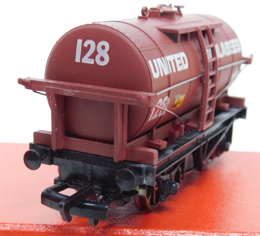 Elaine's Trains - Mainline United Molasses tank wagon number 128