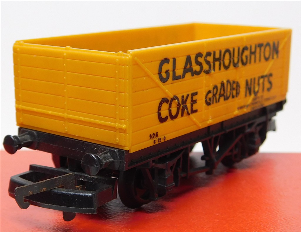 Elaine's Trains - Lima Glasshoughton Coke - Graded Nuts open wagon